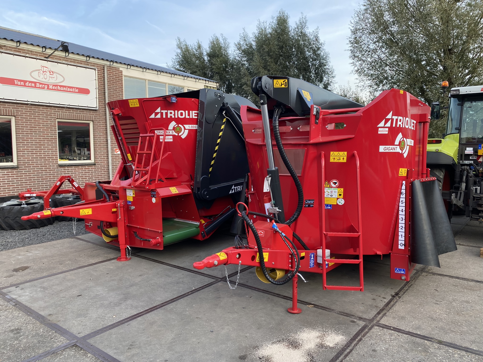 2 x Trioliet zelfladende mengwagen afgeleverd - Van den Berg Mechanisatie