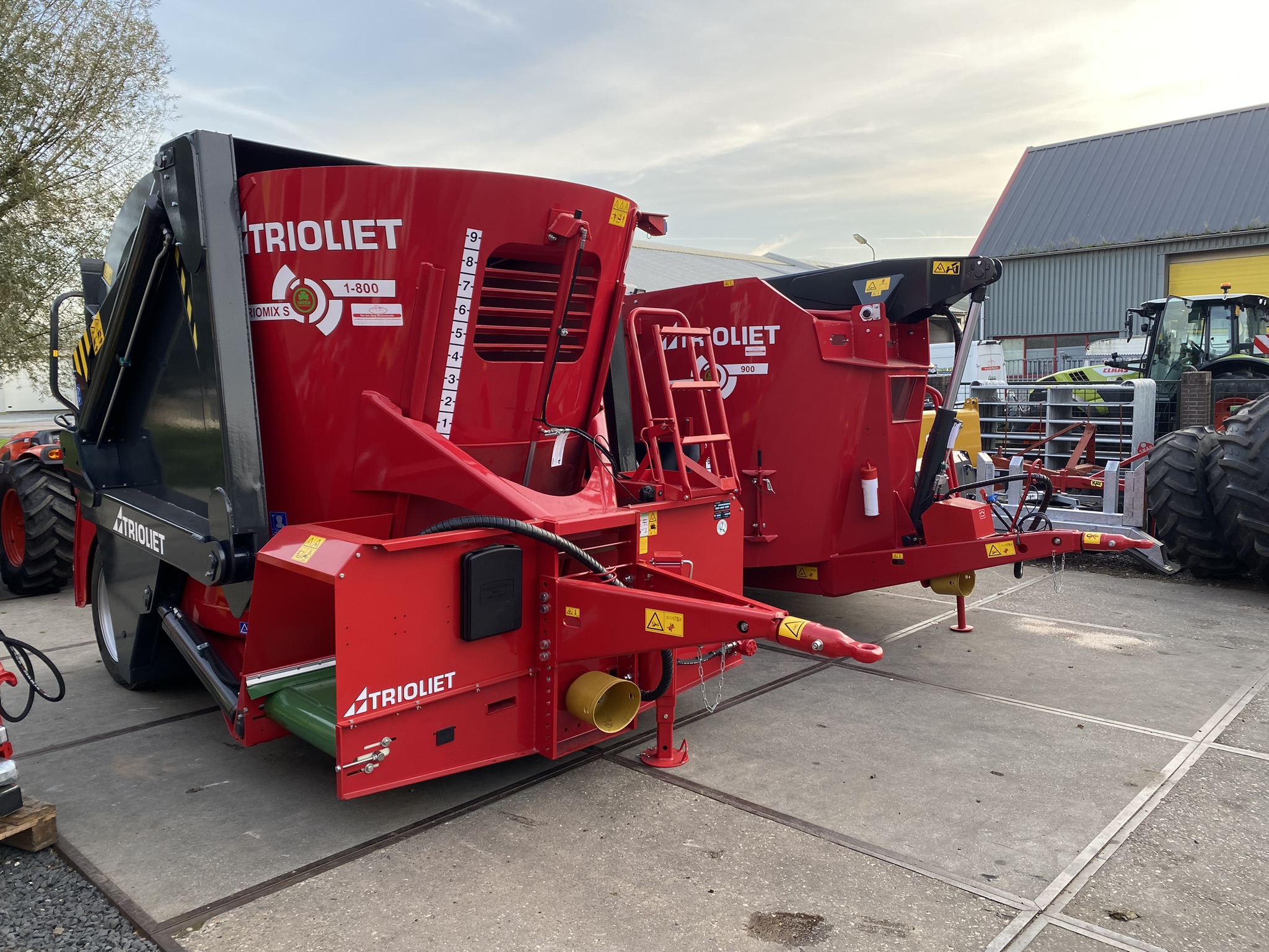 2 x Trioliet zelfladende mengwagen afgeleverd - Van den Berg Mechanisatie